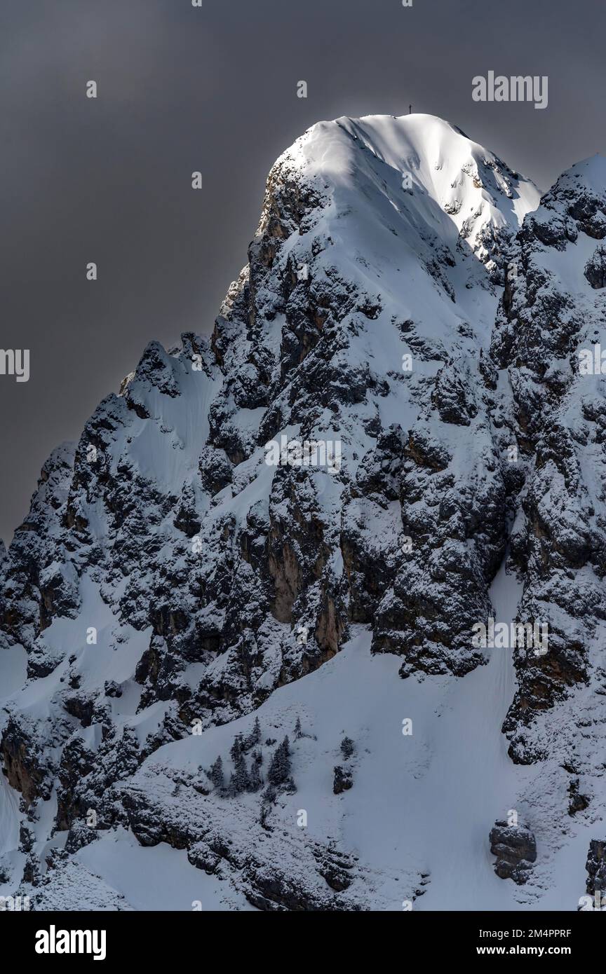 Peak of the Koellenspitze in snowy mountain landscape, Reutte ...