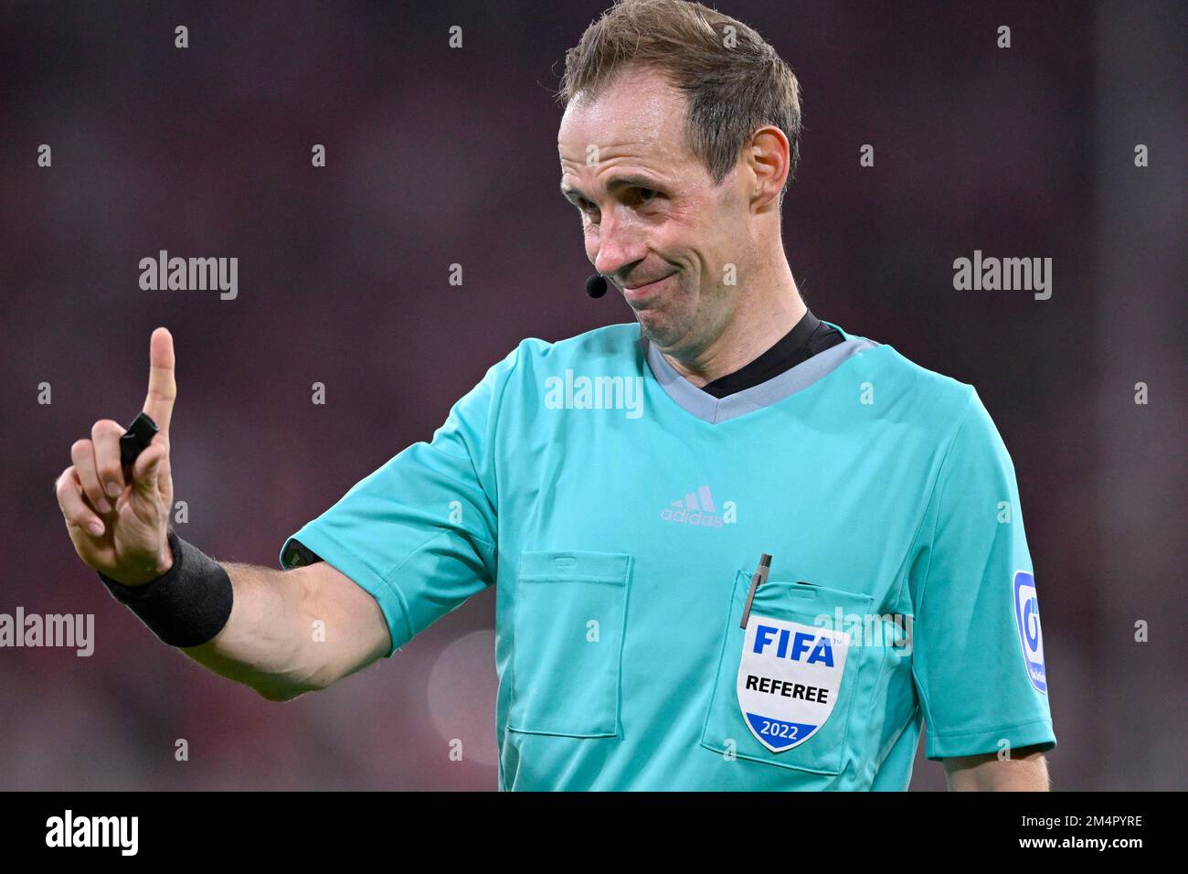 Referee Referee Sascha Stegemann gesture index finger, Allianz Arena ...