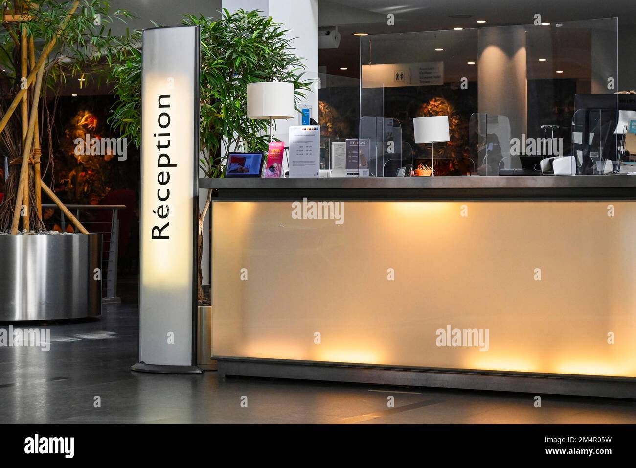 Reception foyer hi-res stock photography and images - Alamy