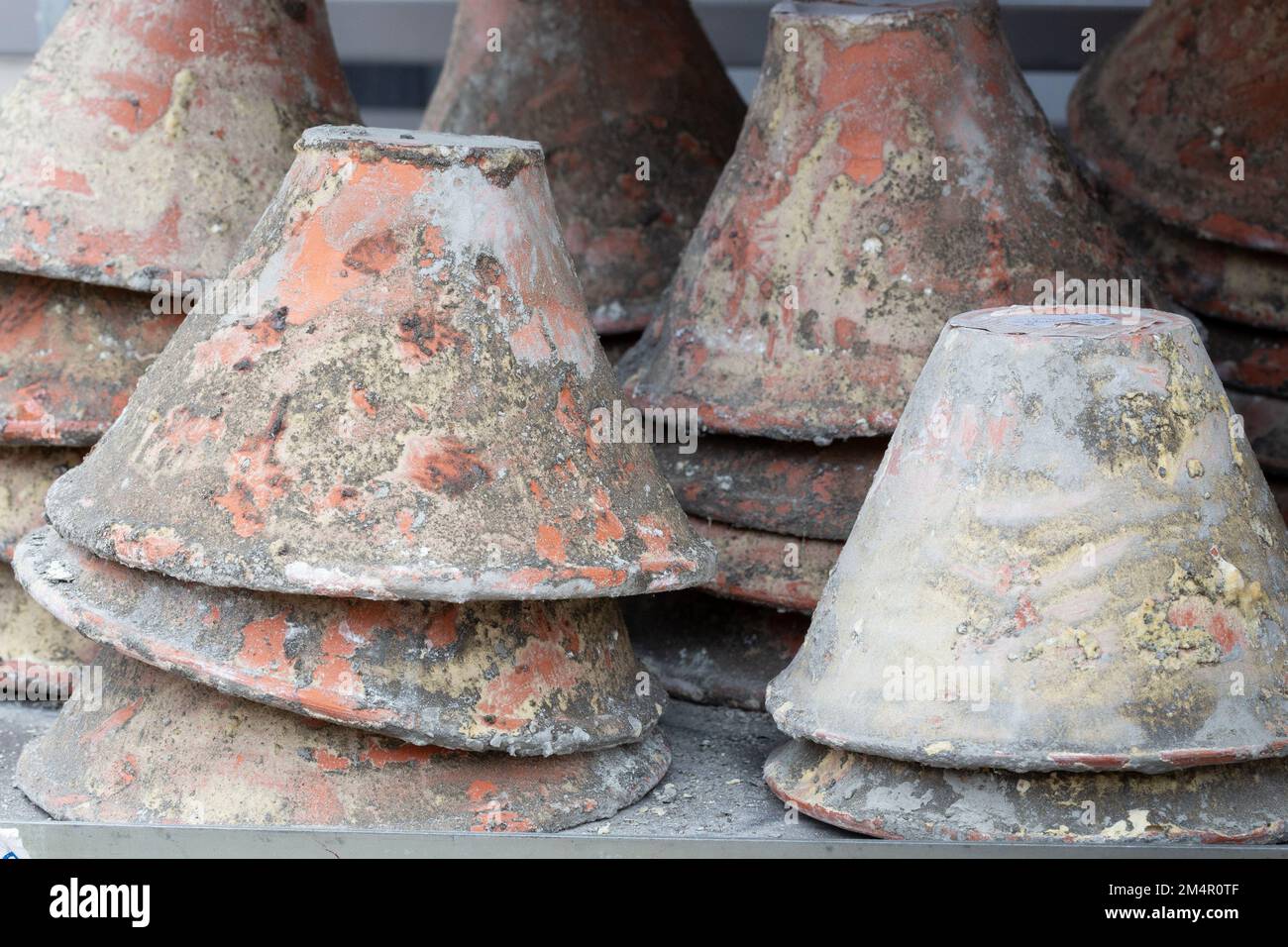 Old dirty flower pots hi-res stock photography and images - Alamy