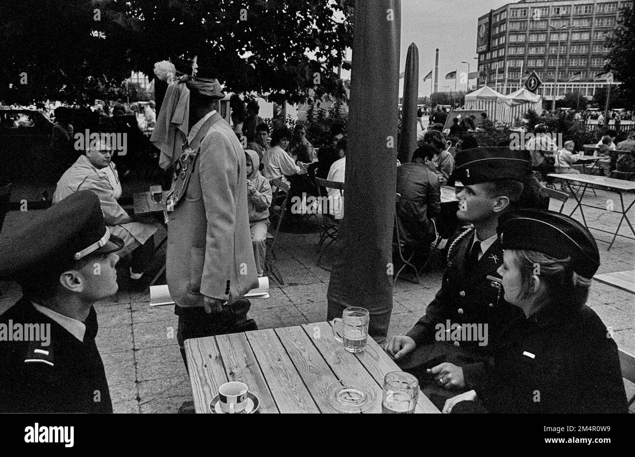 GDR, Berlin, 07. 10. 1988, the nightingale of Ramersdorf (actor ...
