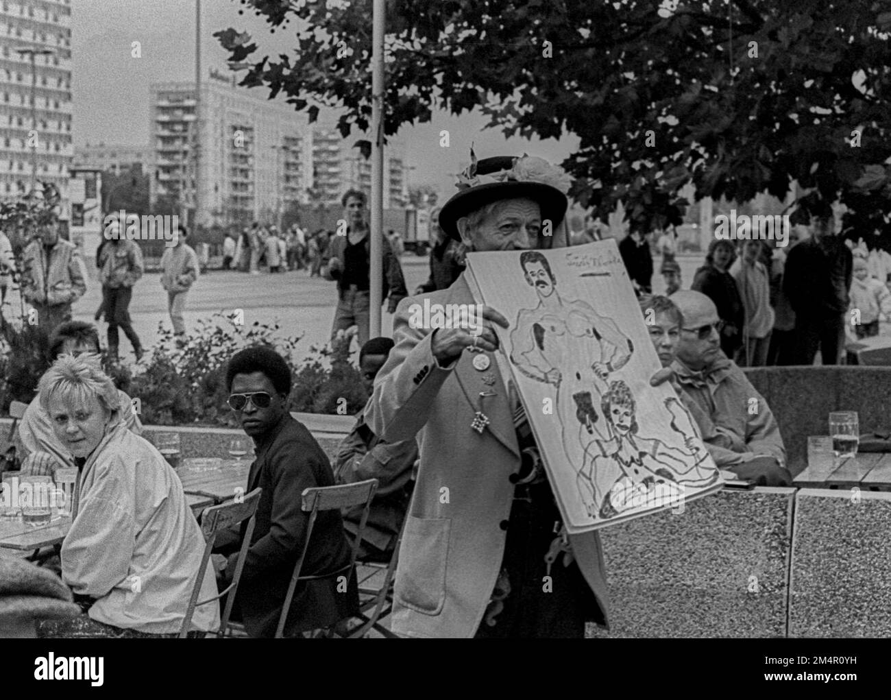 GDR, Berlin, 07. 10. 1988, the nightingale of Ramersdorf (actor ...