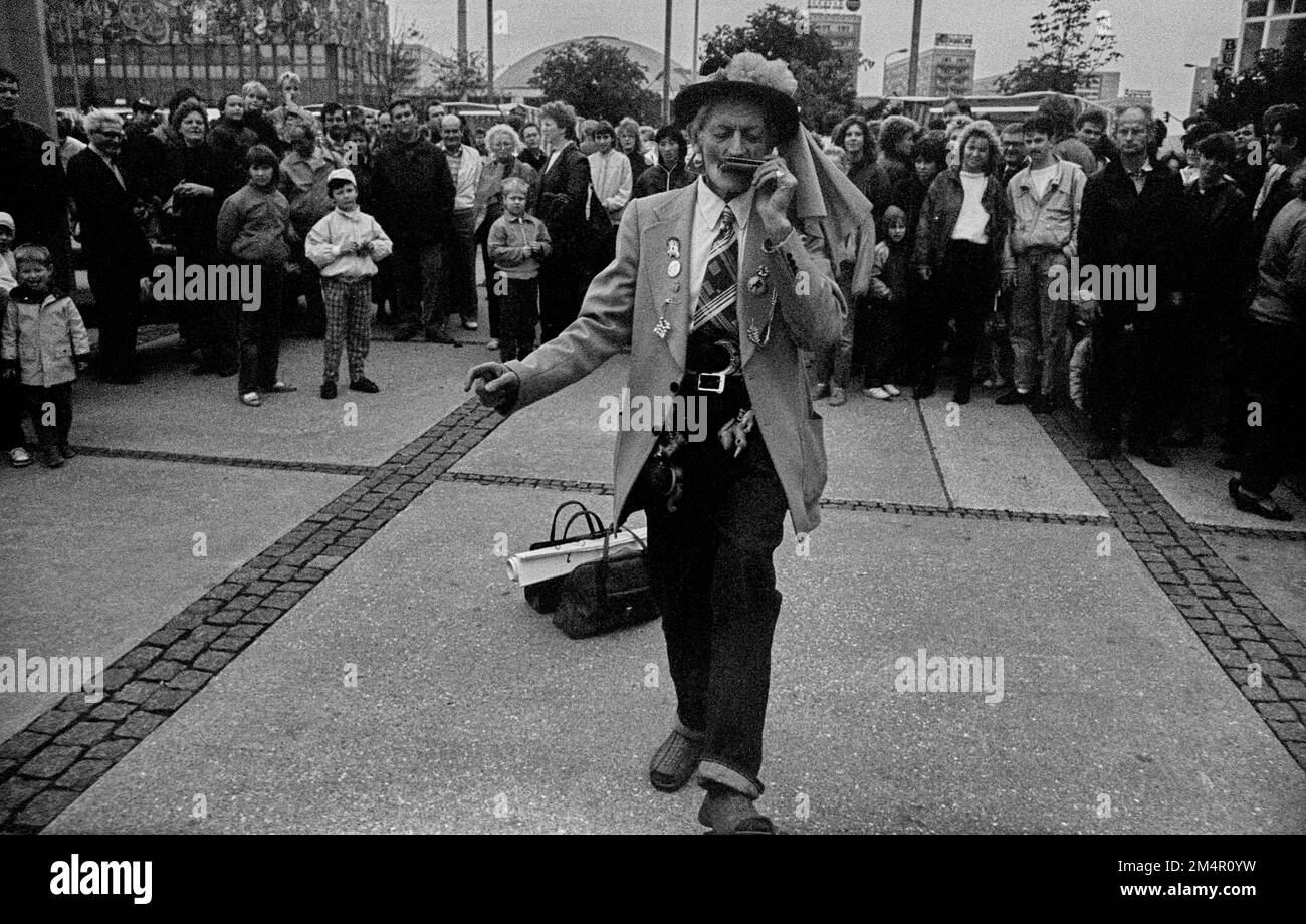GDR, Berlin, 07. 10. 1988, the nightingale of Ramersdorf (actor ...