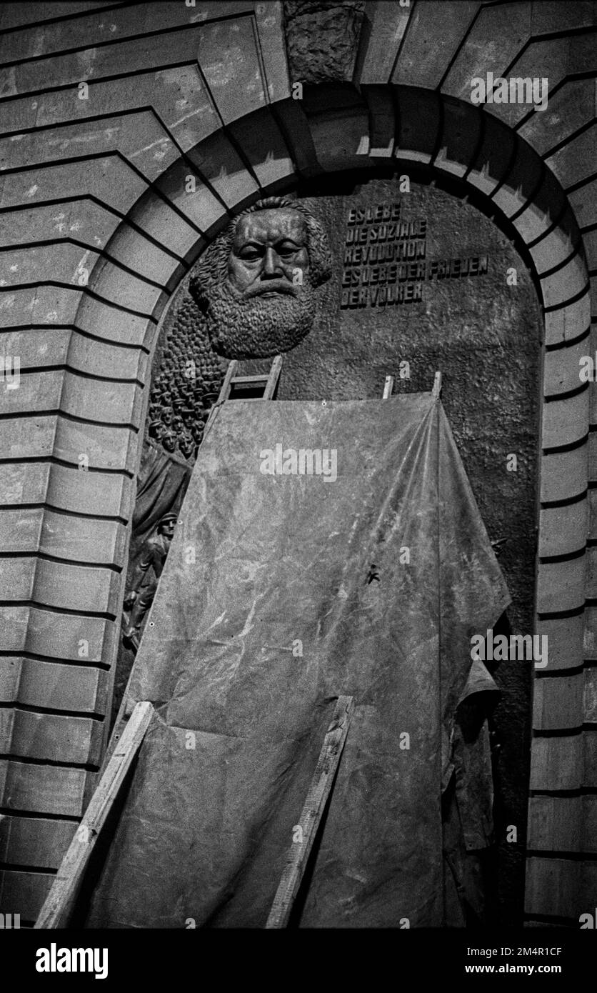 GDR, Berlin, 02. 11. 1988, Relief with scenes of the workers' movement ...