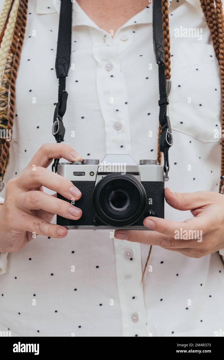 Hand holding lens hi-res stock photography and images - Alamy