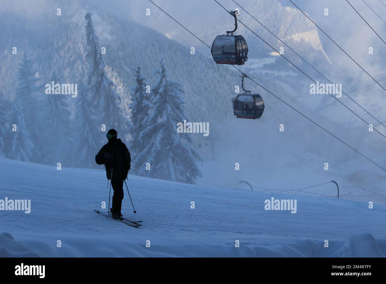 Solo run snow skier hi-res stock photography and images - Alamy