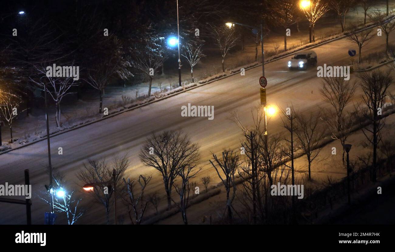 23rd Dec, 2022. Heavy snow in southwestern S. Korea A car drives on a ...