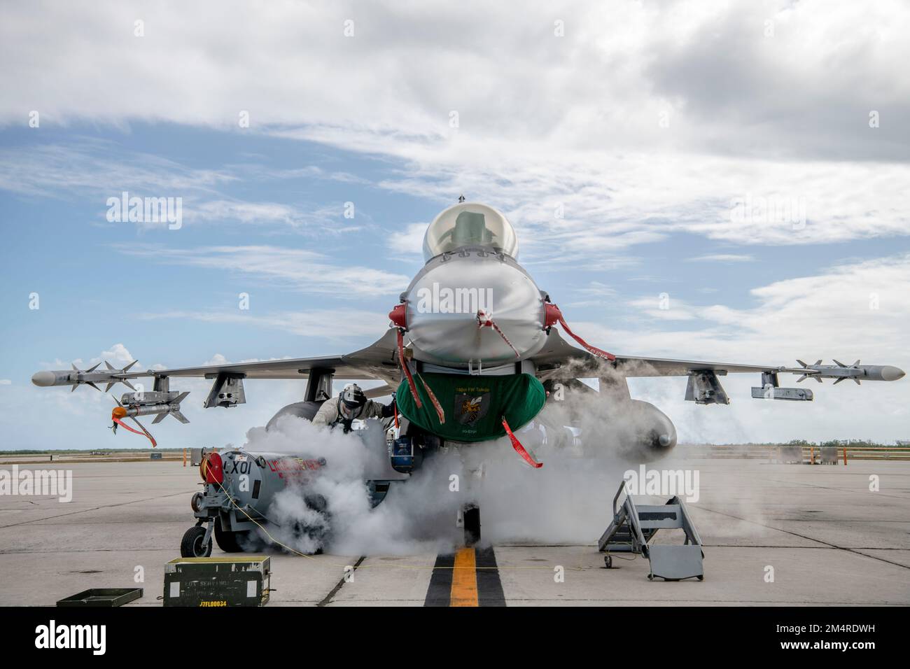 An f 16 crew chief hi-res stock photography and images - Alamy