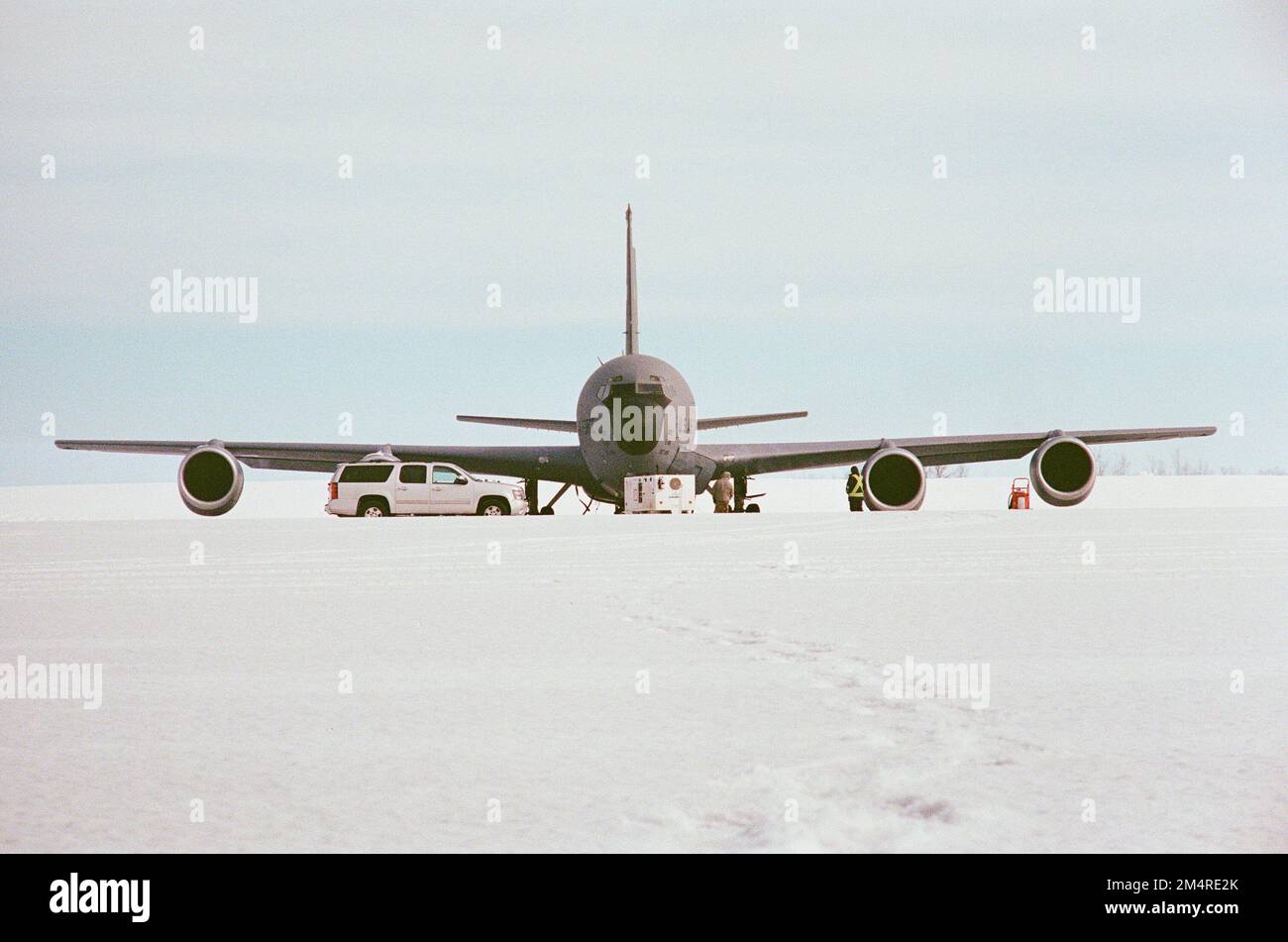 Maintenance crew members assigned to the 6th Maintenance Group prepare ...