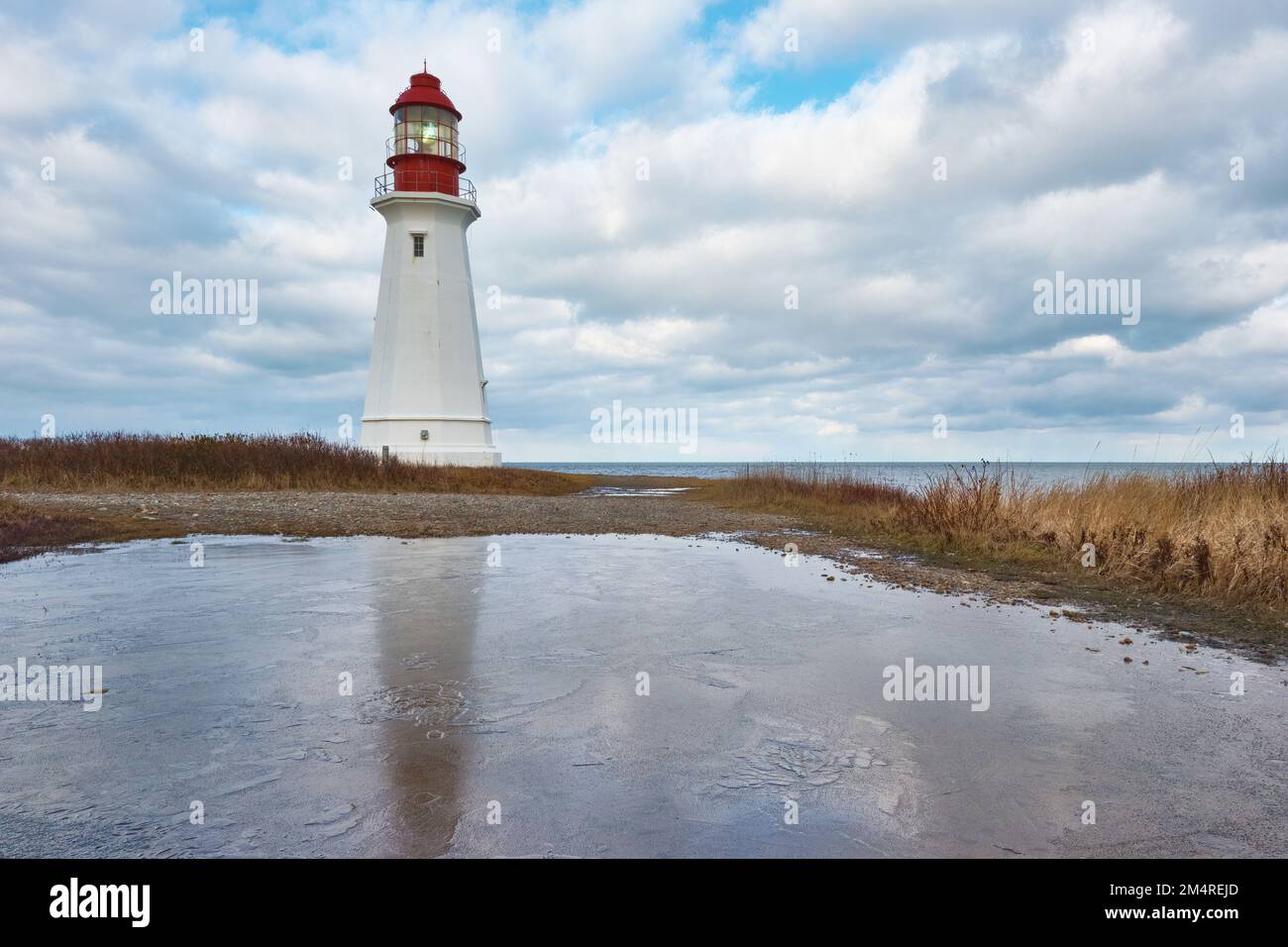 The Low Point Lighthouse is at the entrance to Sydney Harbour near New ...