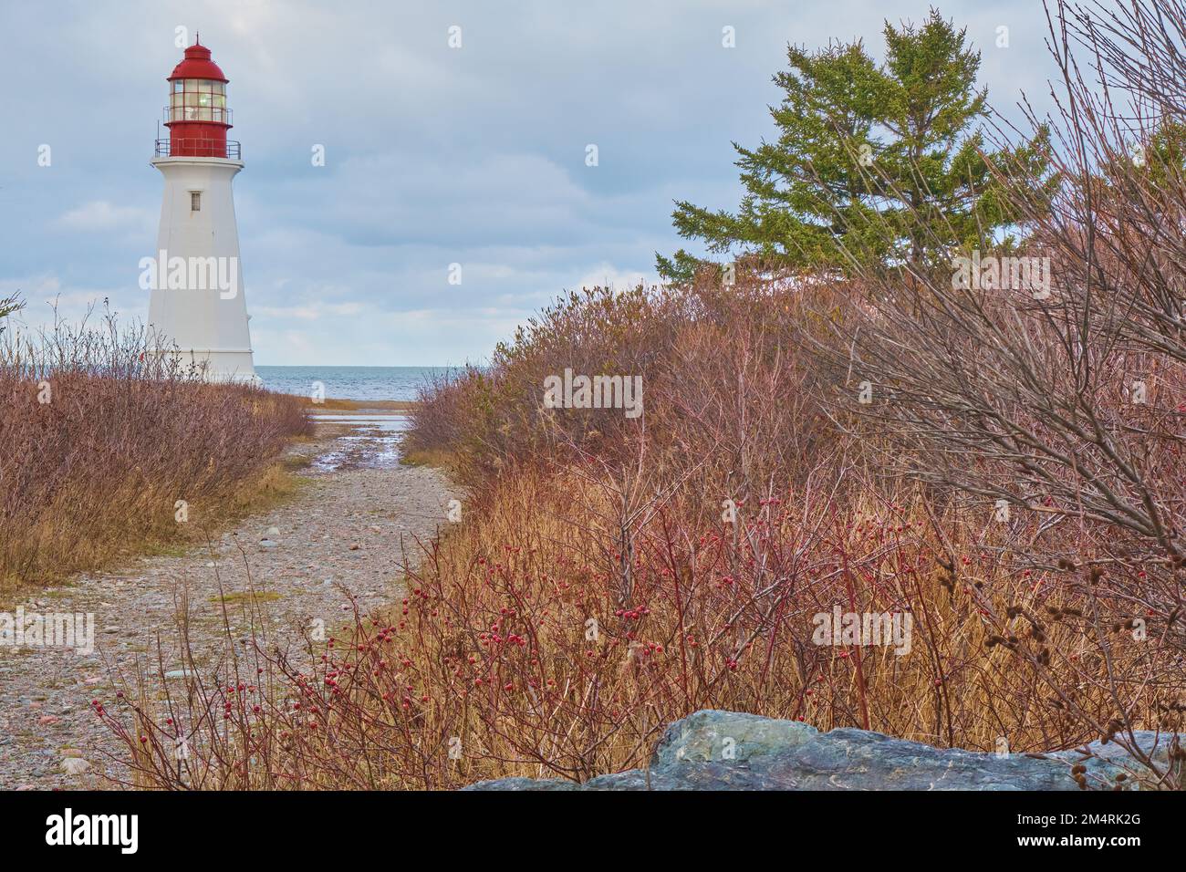 The Low Point Lighthouse is at the entrance to Sydney Harbour near New ...