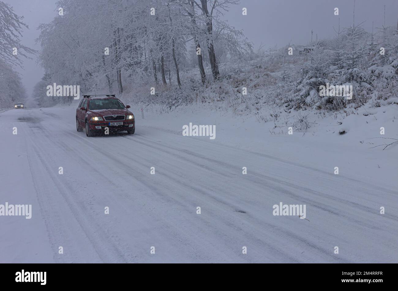 Fog on road extreme driving hi-res stock photography and images - Alamy