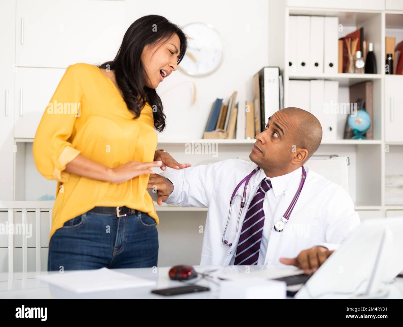 Doctor examines patient with acute pain Stock Photo - Alamy