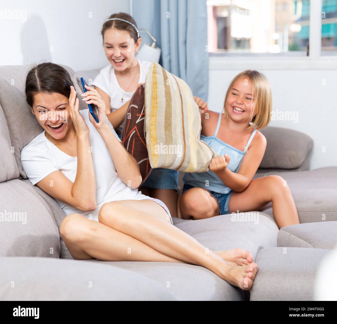 Family enjoying pillow fight and having fun Stock Photo - Alamy