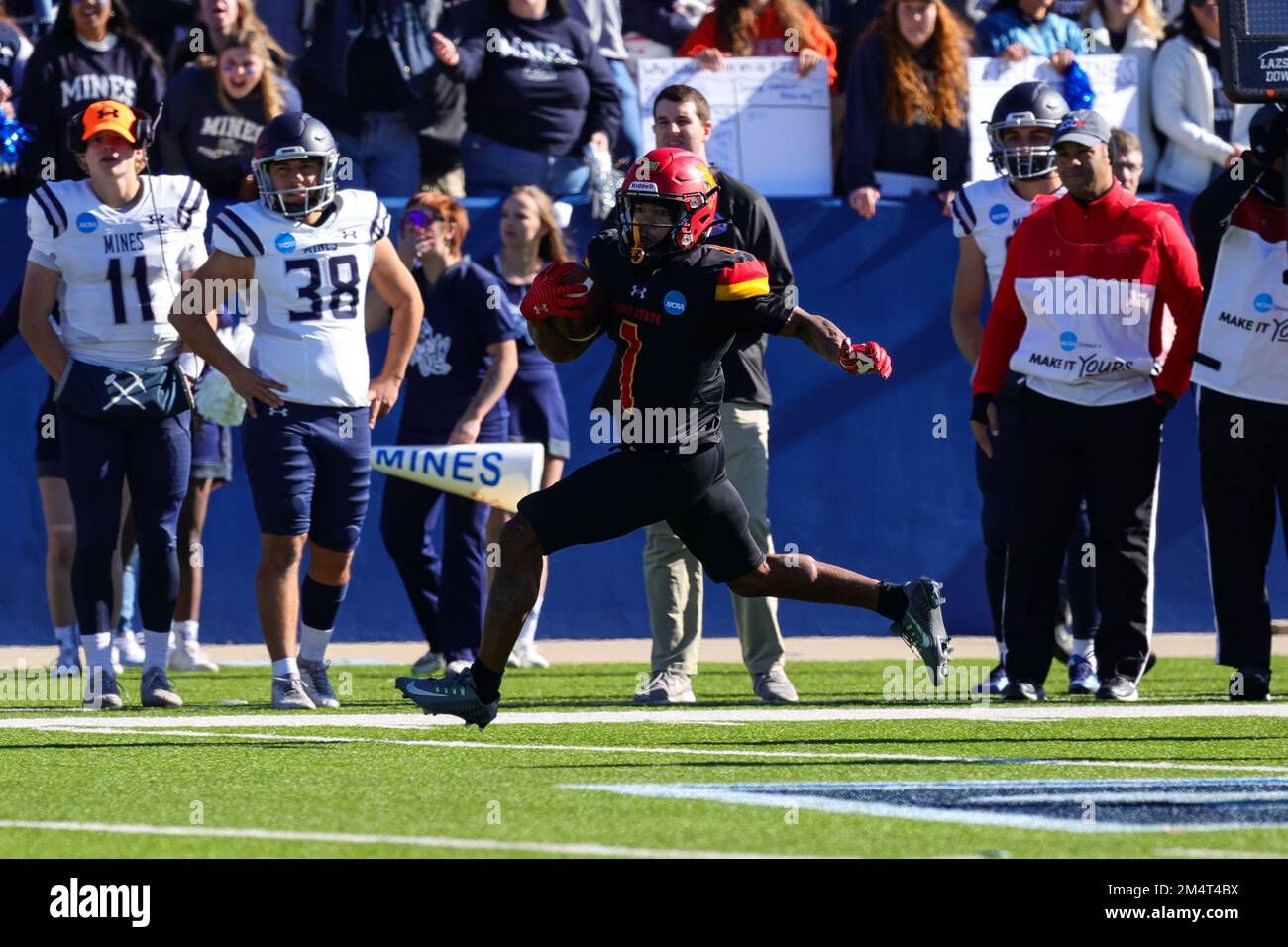 Ferris State Bulldogs Marcus Taylor (1) returns the punt during first ...
