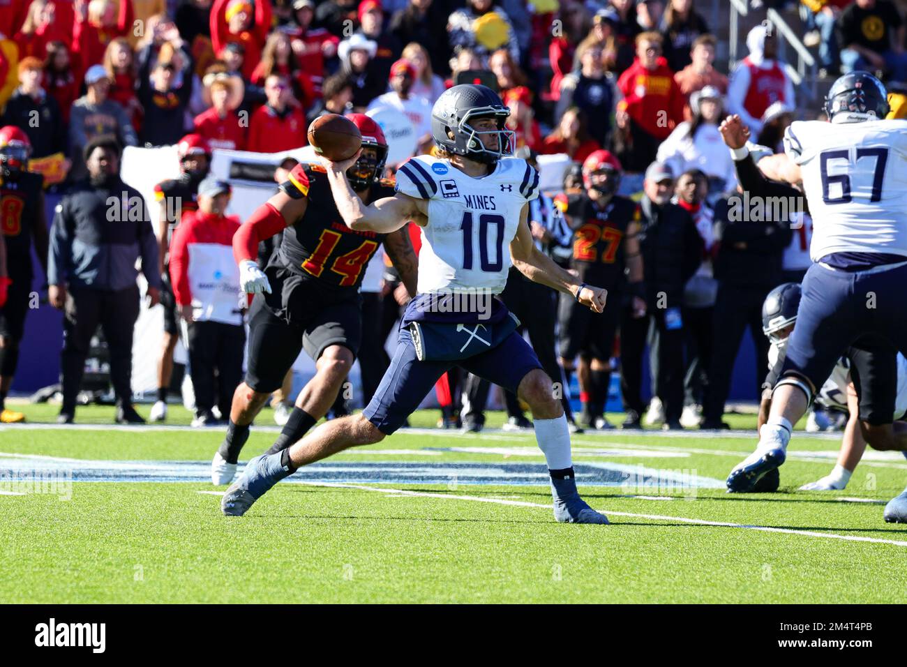 Colorado School of Mines Orediggers quarterback John Matocha (10) drops ...