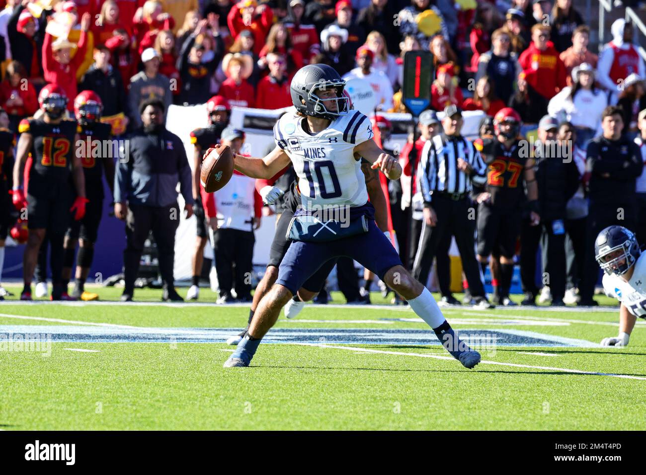 Colorado School of Mines Orediggers quarterback John Matocha (10) drops ...