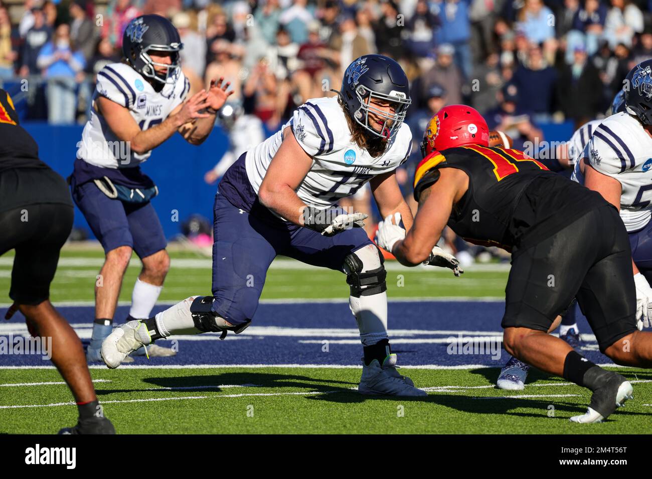 Colorado School of Mines Orediggers tackle Levi Johnson (73) sets up to ...