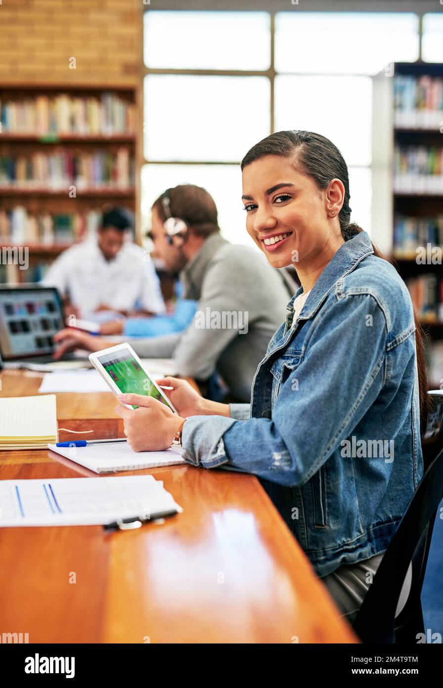 Female student tablet campus hi-res stock photography and images - Alamy