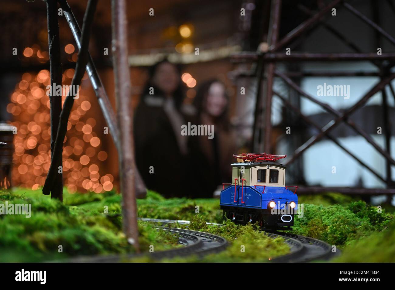 New York, USA. 22nd Dec, 2022. A view of a model train at the New York ...
