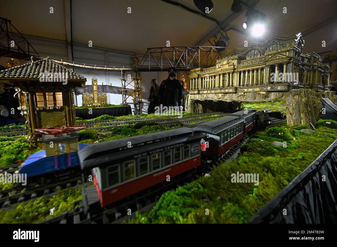 New York, USA. 22nd Dec, 2022. A model train passes by a recreation of ...