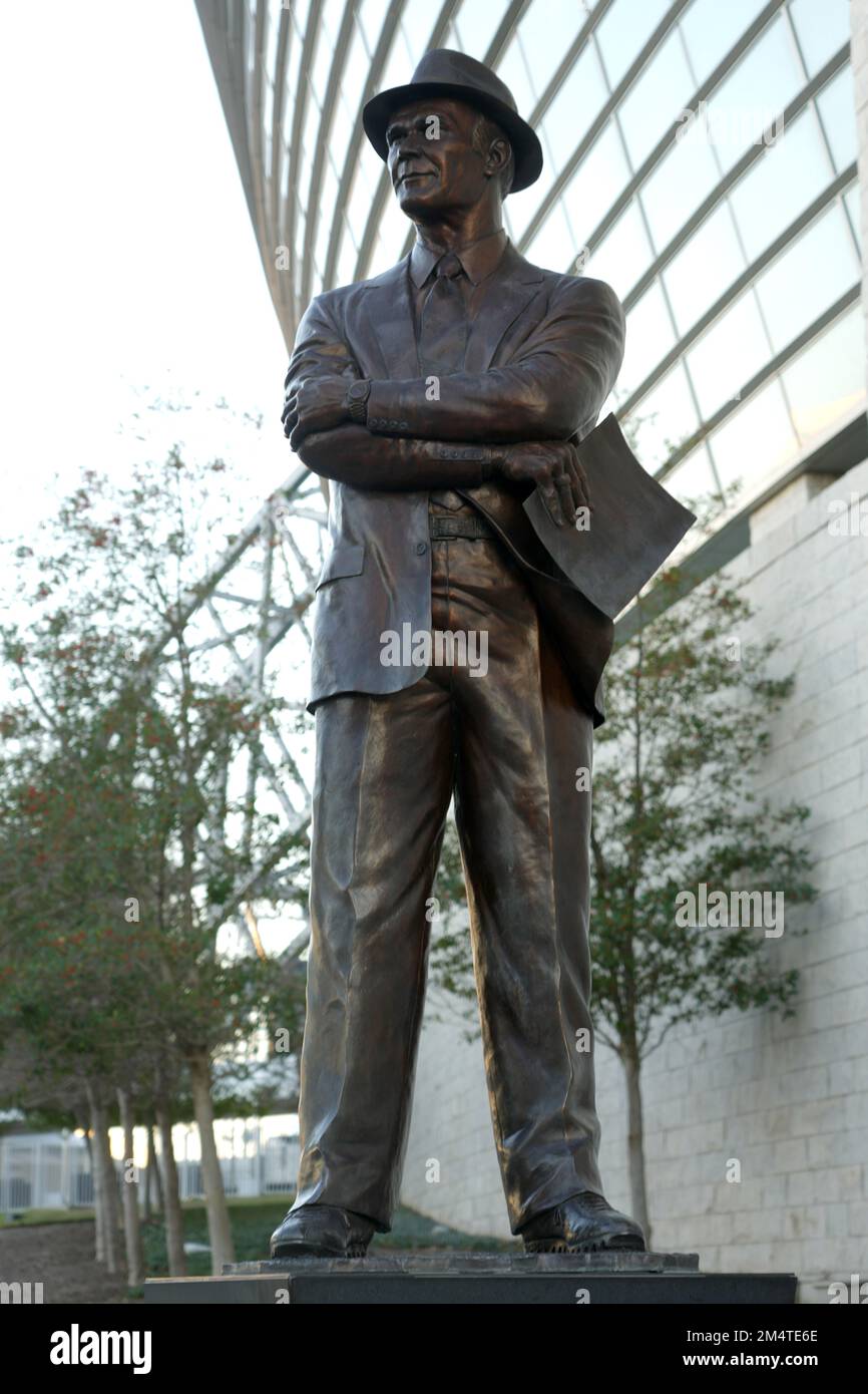 Statue dallas cowboys coach tom landry at stadium hi-res stock ...