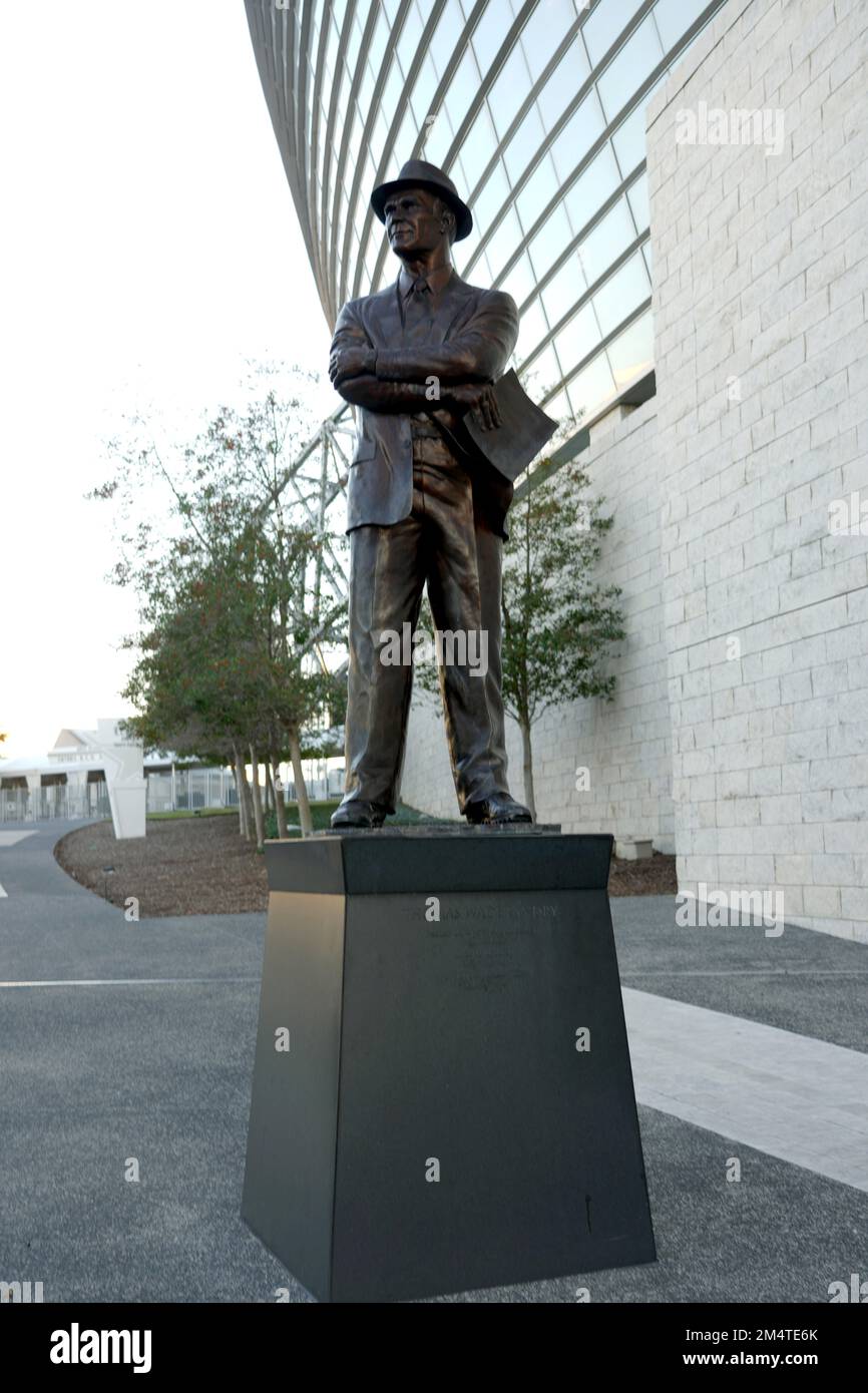 Statue dallas cowboys coach tom landry at stadium hi-res stock ...