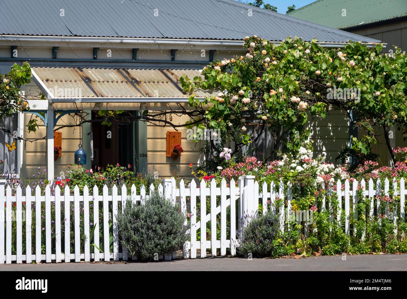 Picket fence gate hi-res stock photography and images - Alamy
