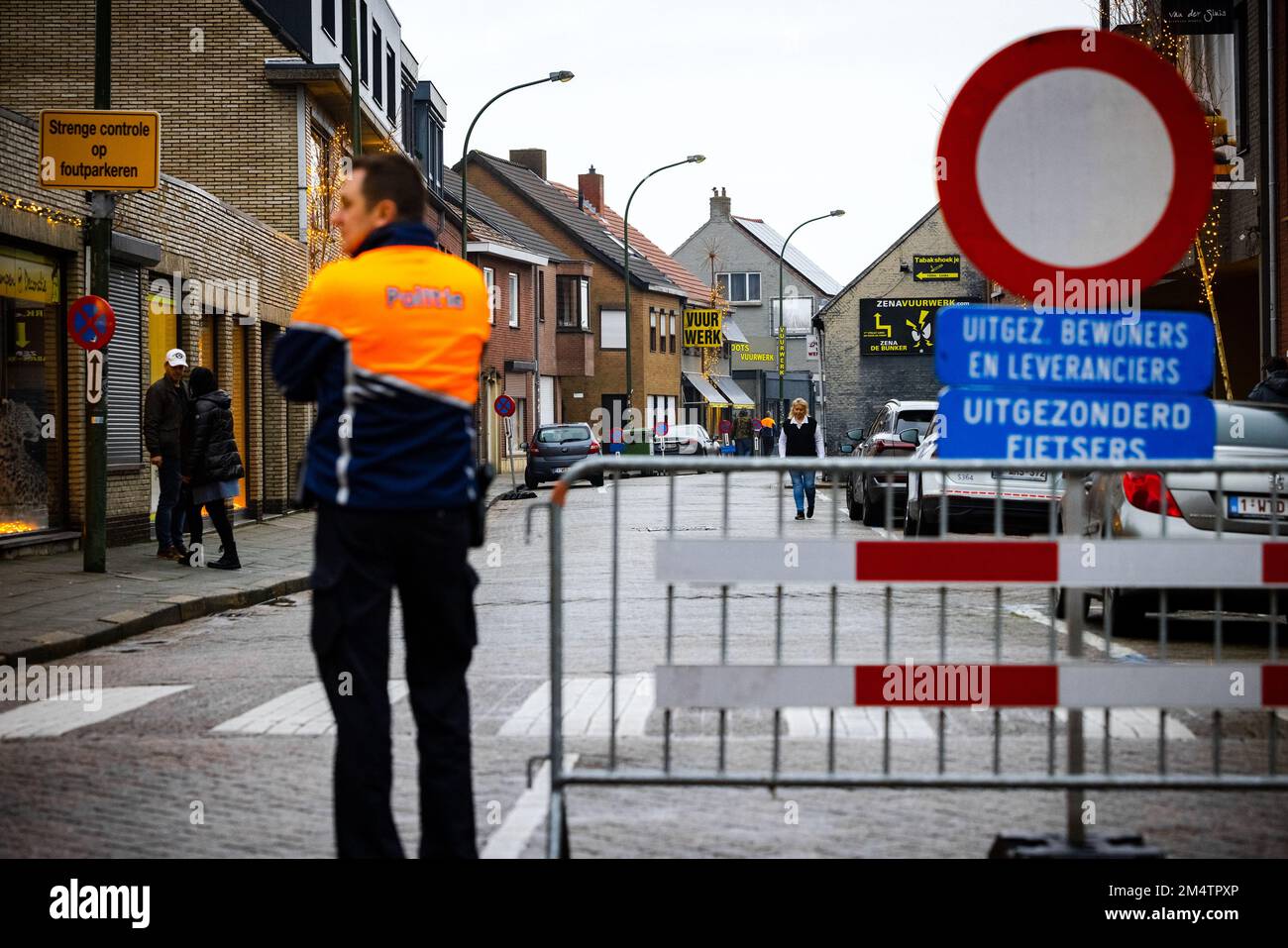BAARLE-NASSAU - Barrier signs and police enforcement in streets near ...