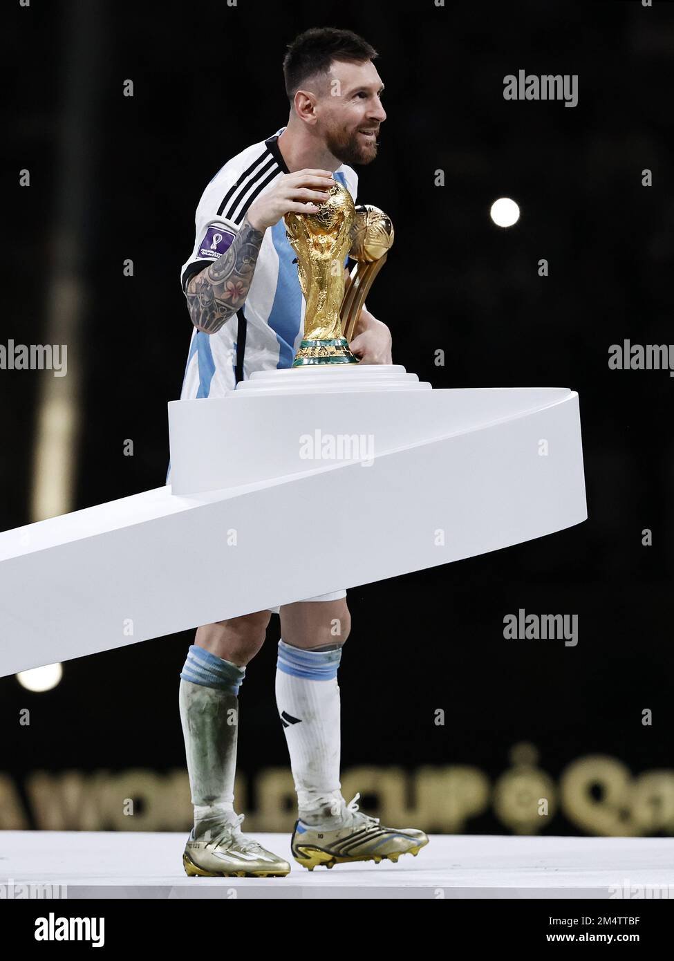 AL DAAYEN - Lionel Messi of Argentina with the world cup trophy, FIFA ...