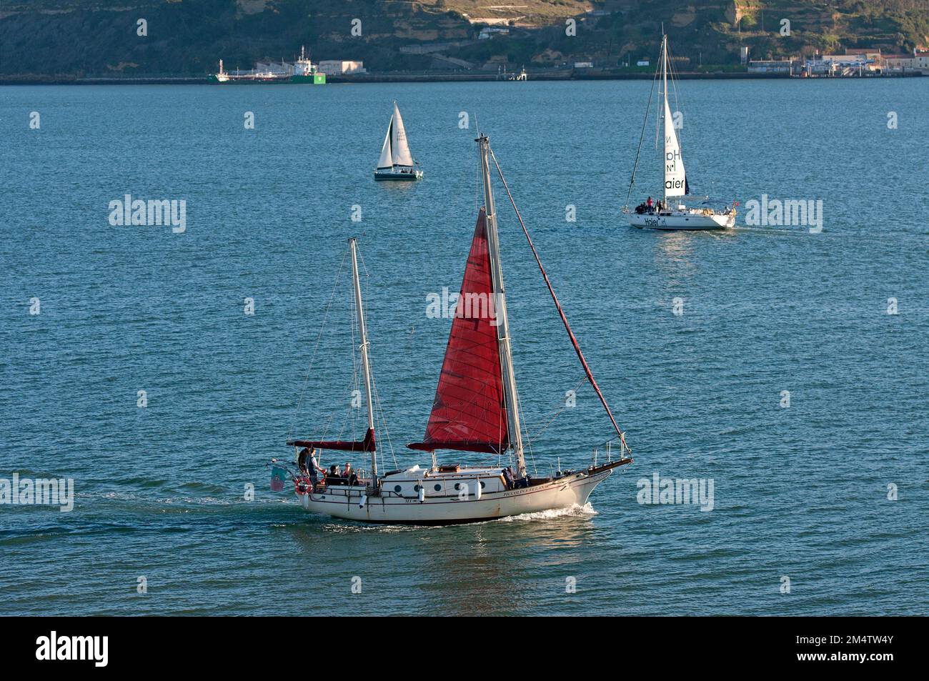 Portuguese people horizontal boats hi-res stock photography and images ...