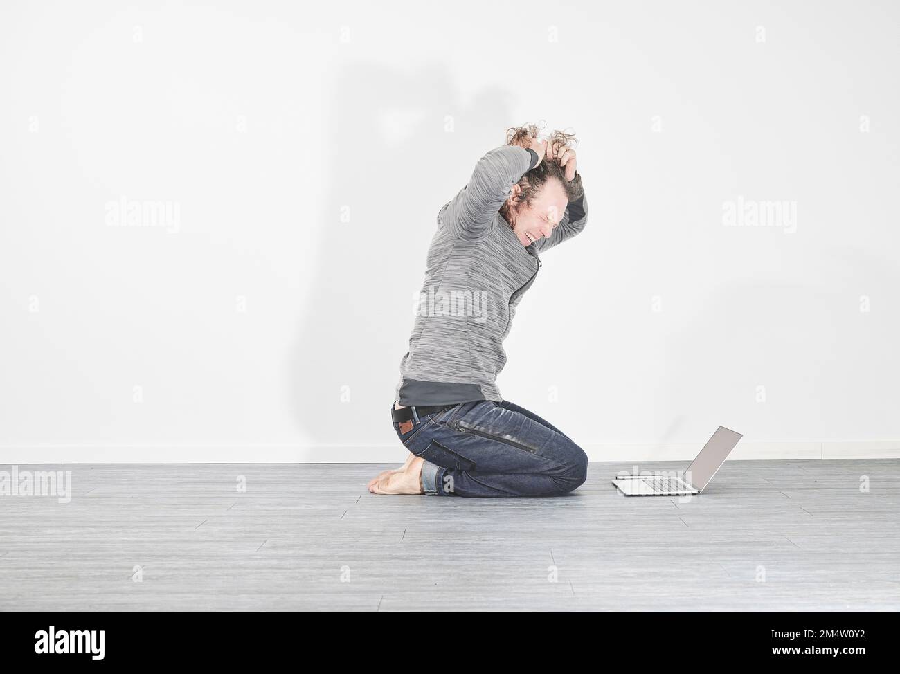 Office work barefoot hi-res stock photography and images - Alamy