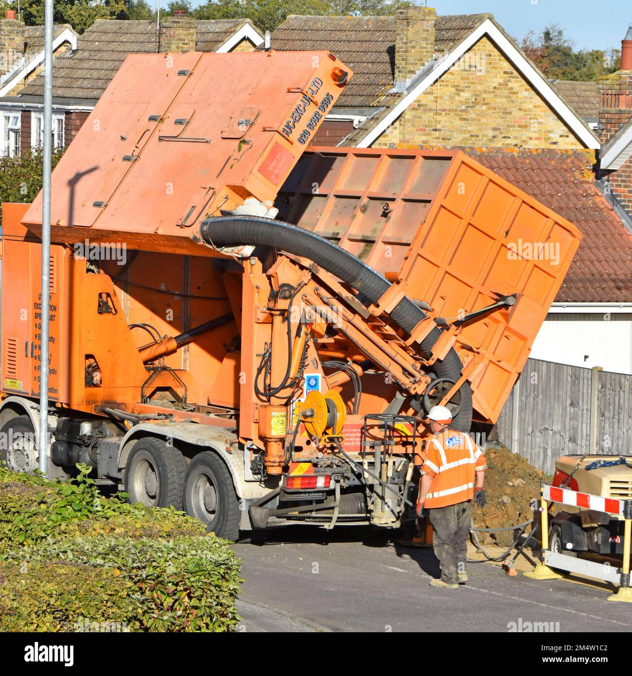 Hiring suction excavator machine on hgv lorry truck for gas main pits ...