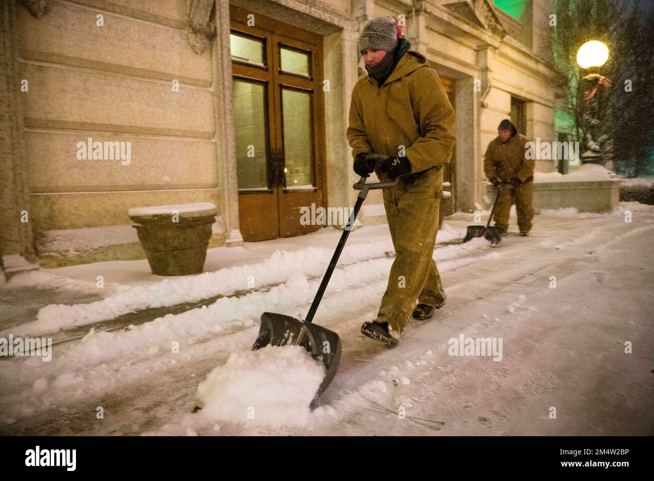Columbus, Ohio, USA. 23rd Dec, 2022. LUKE HANNAN and BRYAN DERR shovel ...