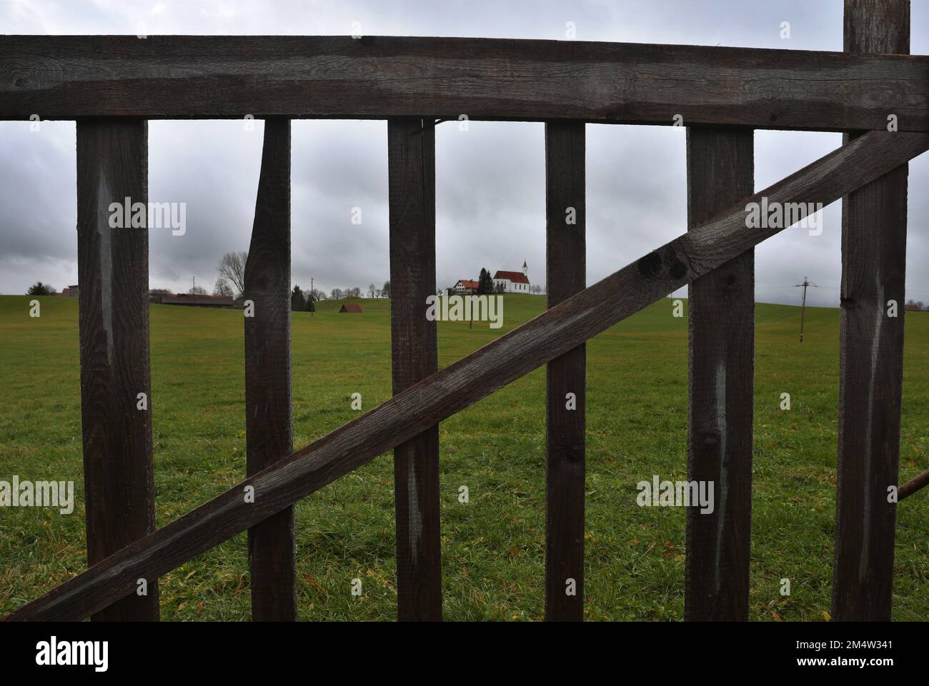Aitrang, Germany. 23rd Dec, 2022. A snow fence stands on a green lawn ...