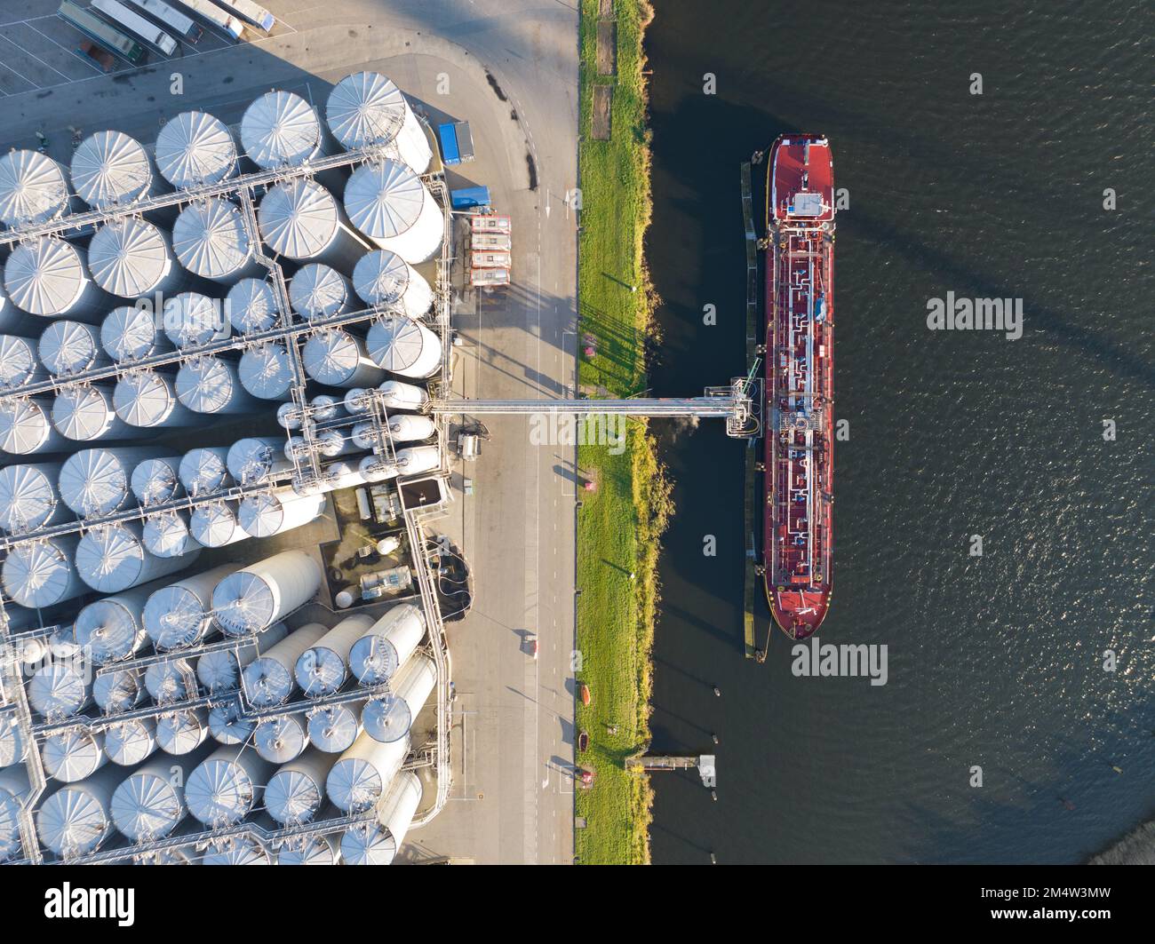 Oil pollution sea aerial hi-res stock photography and images - Alamy