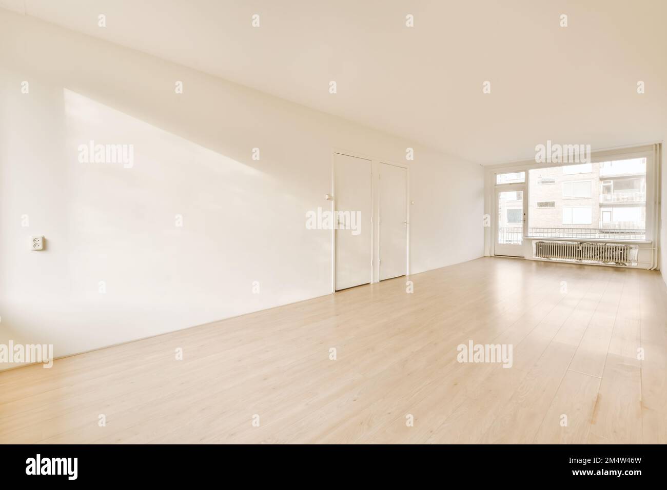 an empty room with white walls and wood flooring in the middle part of ...