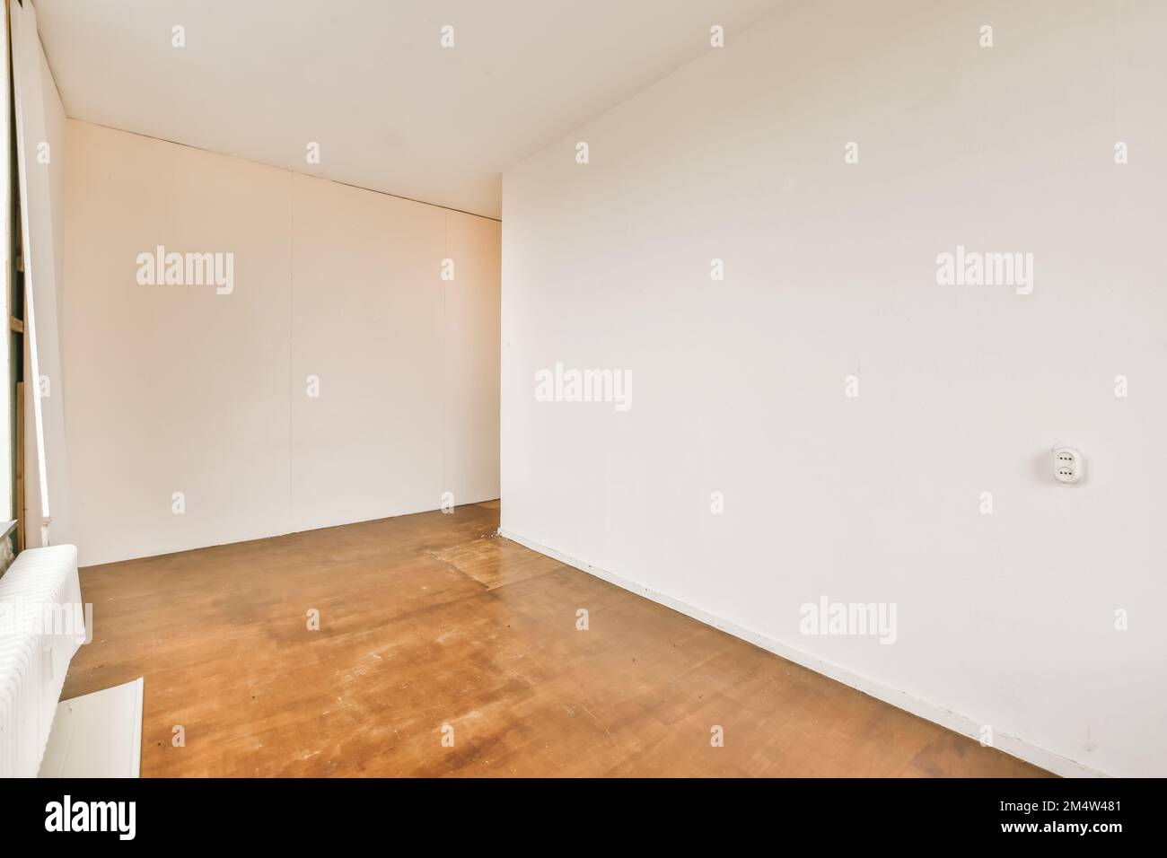 an empty room with white walls and wood flooring in the middle part of ...