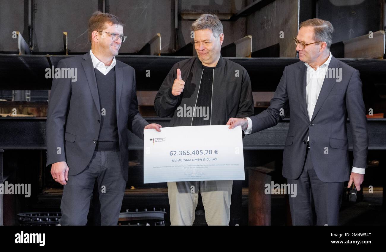 23 December 2022, Schleswig-Holstein, Flensburg: Christian Hoepfner (l ...