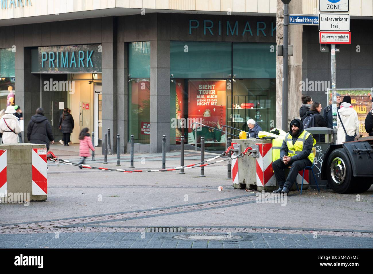 Eat, Deutschland. 22nd Dec, 2022. Weihaftertsmarkt on Kennedyplatz ...