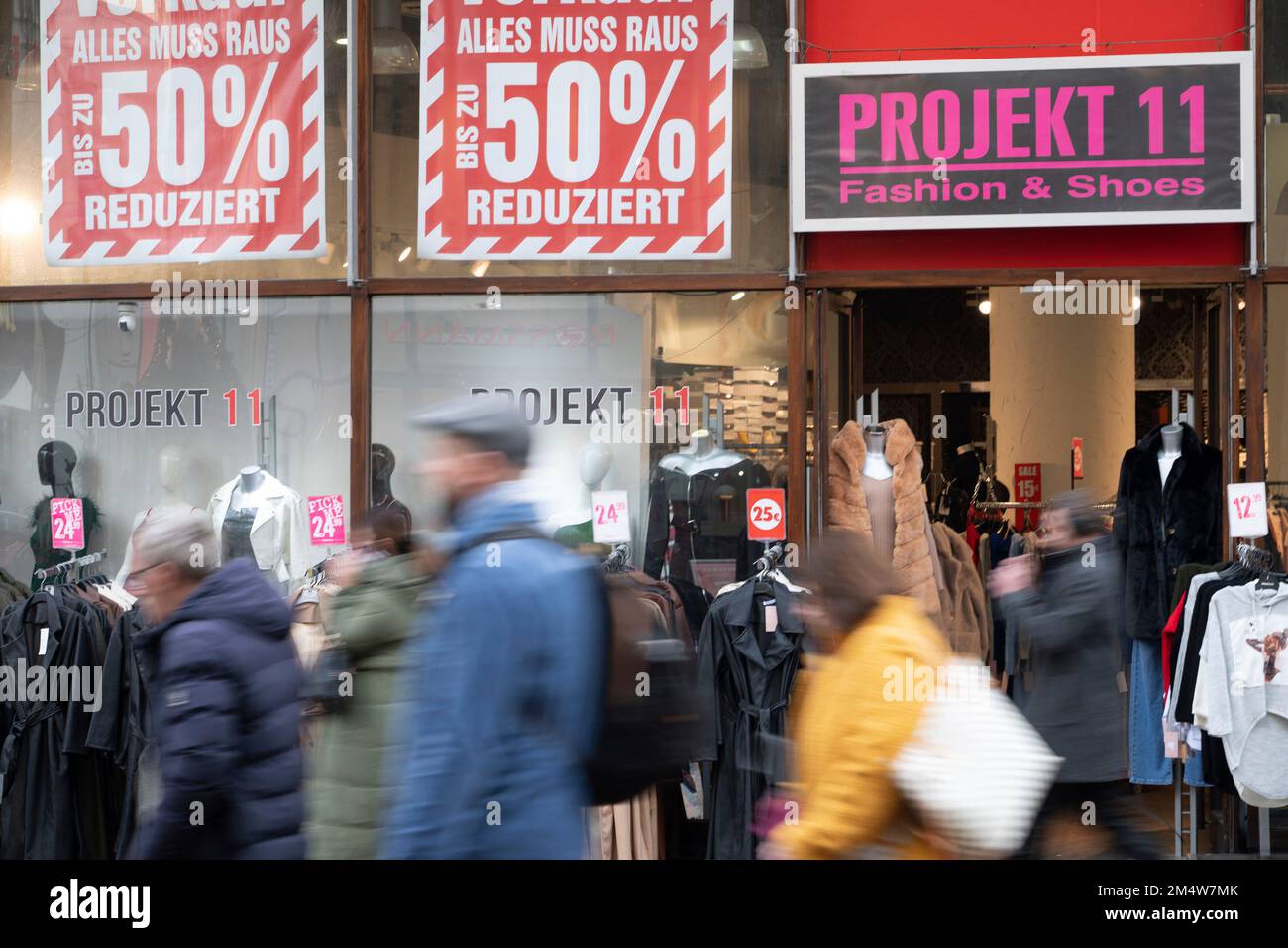 Eat, Deutschland. 22nd Dec, 2022. Total clearance sale of a boutique in ...