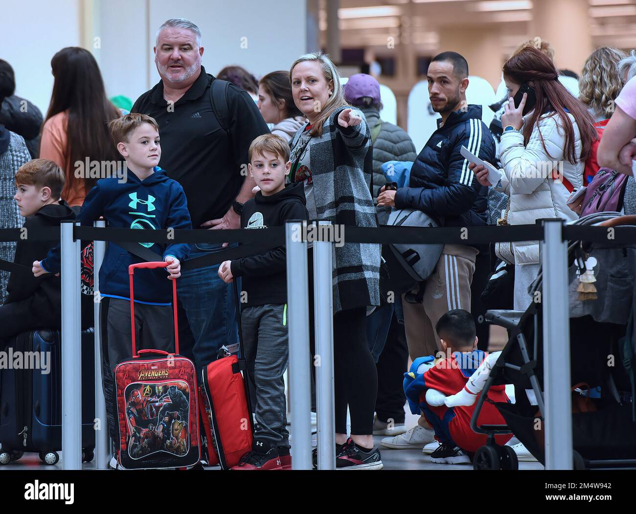Travelers wait in a TSA security screening line at Orlando ...