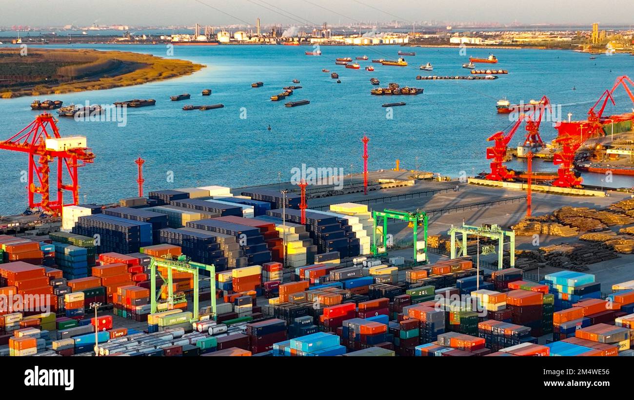 SUZHOU, CHINA - DECEMBER 23, 2022 - Aerial photo shows ships loading ...