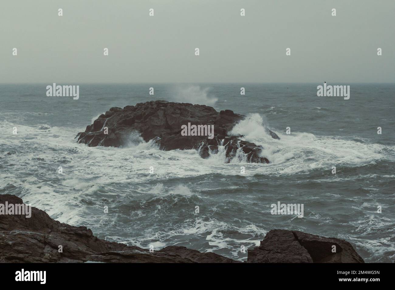 Storm sea waves cliff horizon hi-res stock photography and images - Alamy