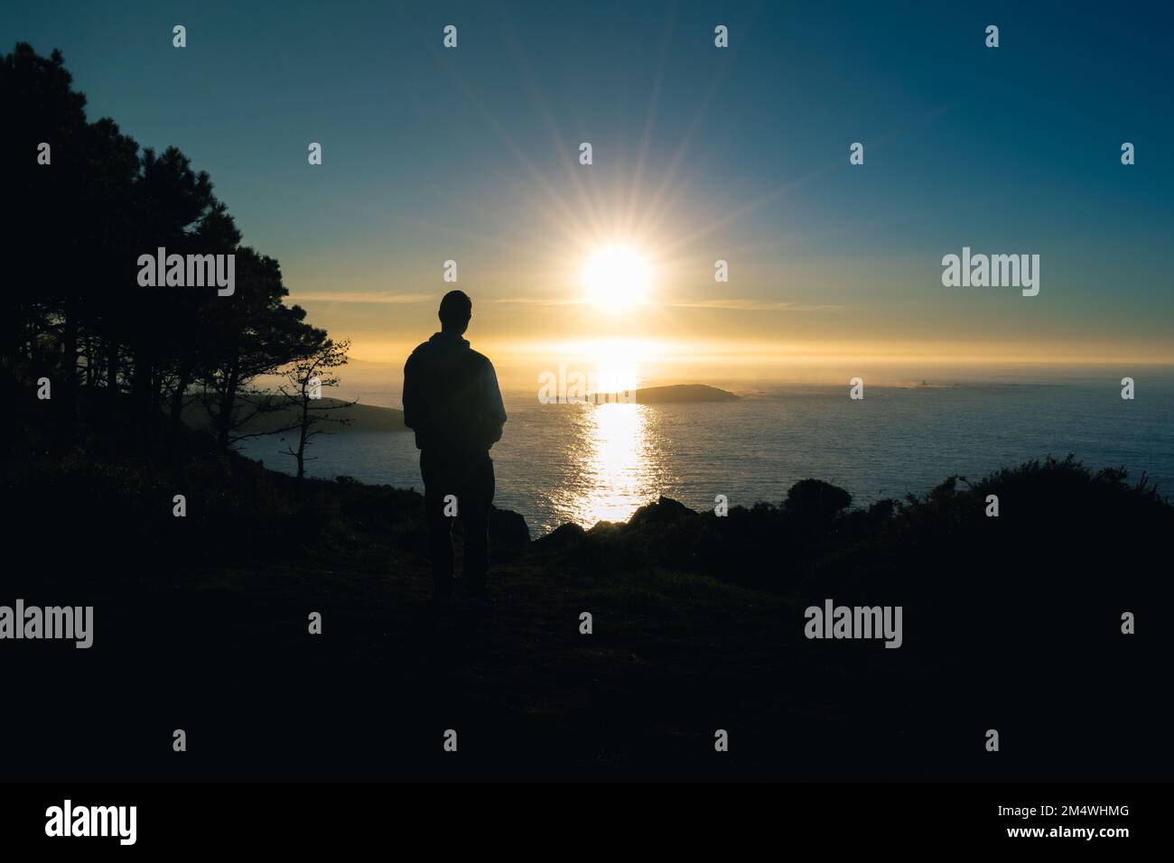 Woman sunset cliff silhouette hi-res stock photography and images - Alamy