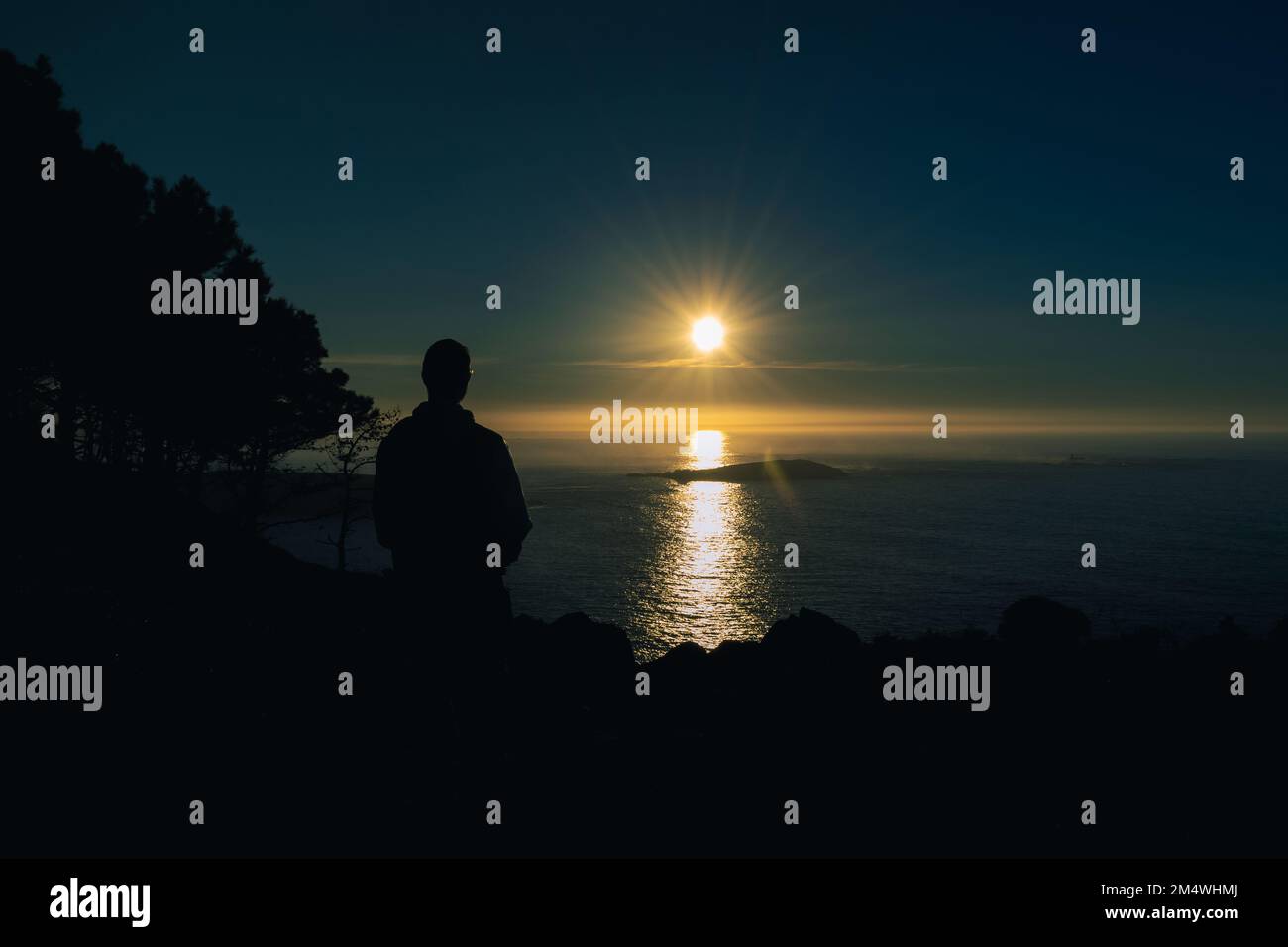 Silhouette of a woman on cliff top hi-res stock photography and images ...