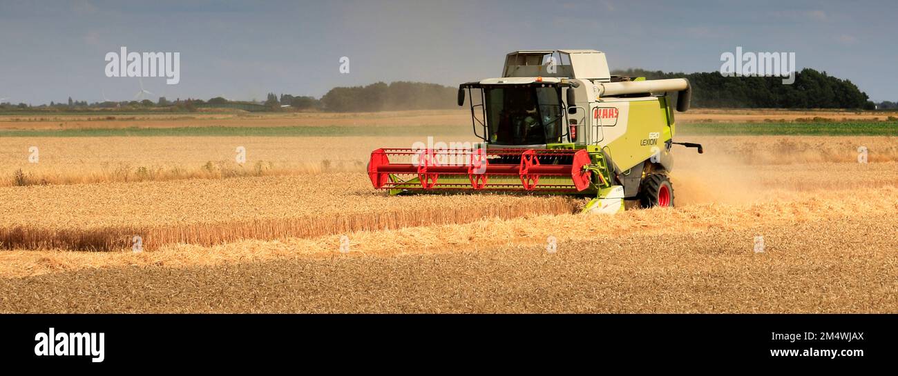 Combine harvesters england hi-res stock photography and images - Alamy