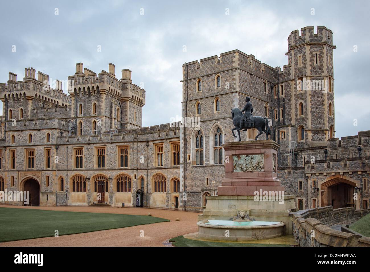 Statue queen elizabeth windsor hi-res stock photography and images - Alamy