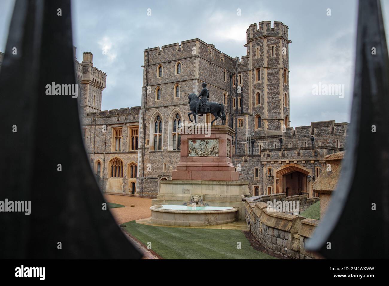 Queen elizabeth statue windsor hi-res stock photography and images - Alamy