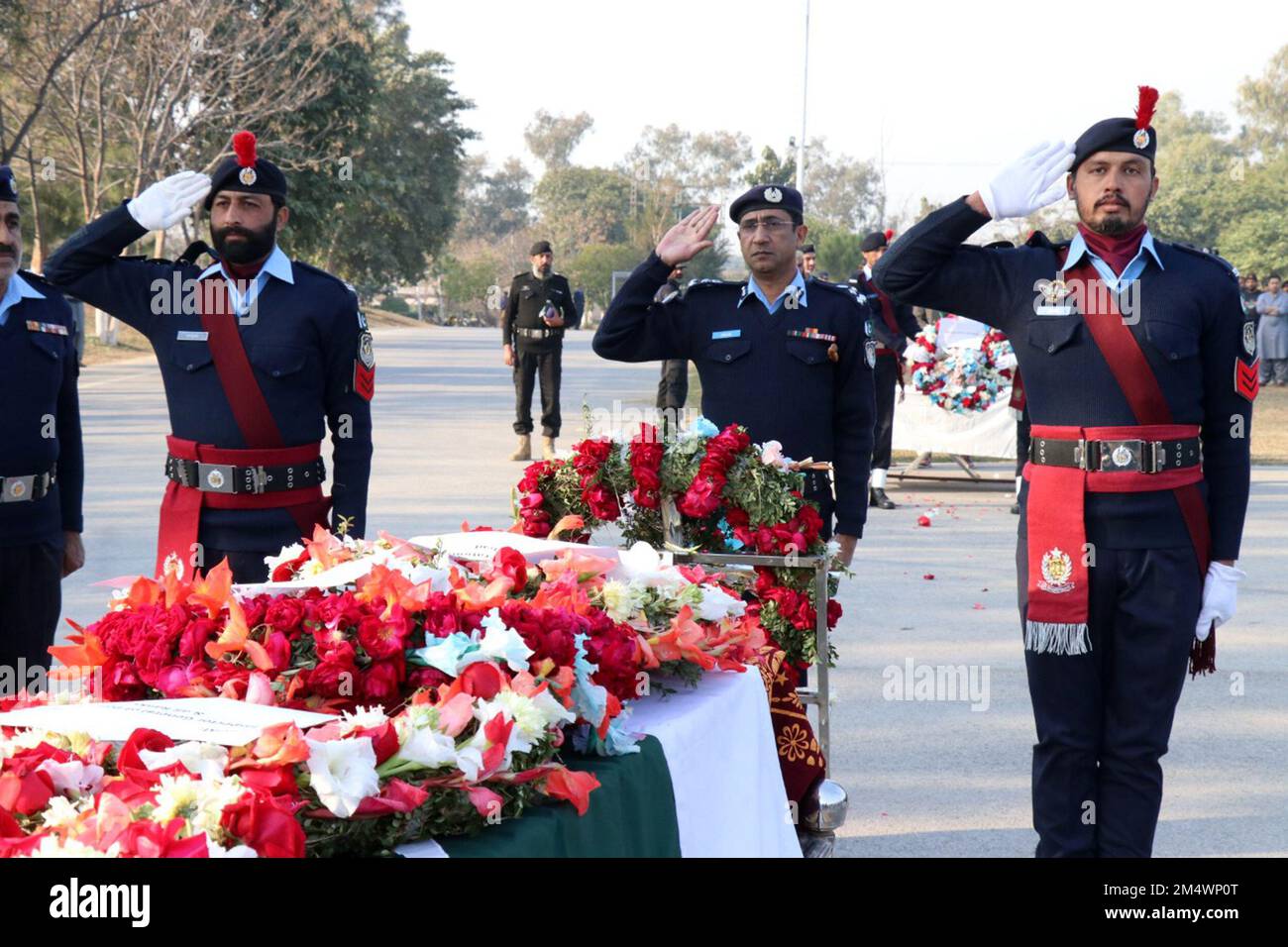 (221223) -- ISLAMABAD, Dec. 23, 2022 (Xinhua) -- Policemen attend the funeral of their colleague ...